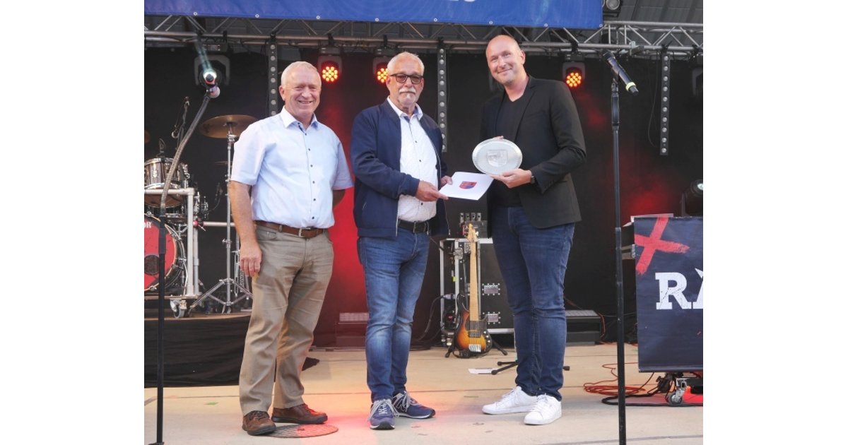 Manfred Schuler erhält Wappenteller in Zinn | Eifelkreis Bitburg-Prüm
