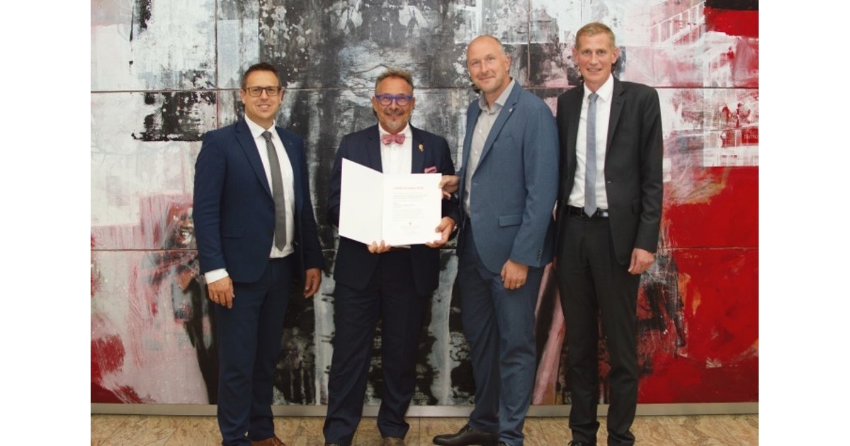 Für besondere Verdienste um die Sparkassenorganisation in Rheinland-Pfalz: Landrat Kruppert ...